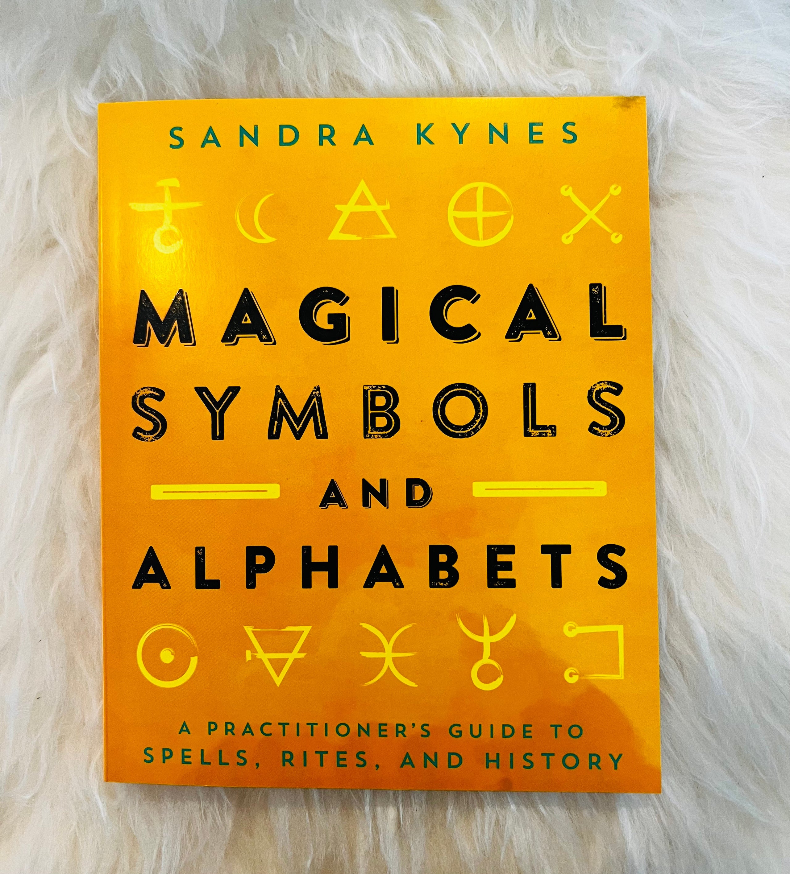 Magical Symbols and Alphabets - A Practitioner's Guide to Spells, Rites ...